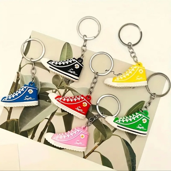 Accessories | 1 Pc Cute Daisy Hightop Sneaker Keychains Casual Silicone ...